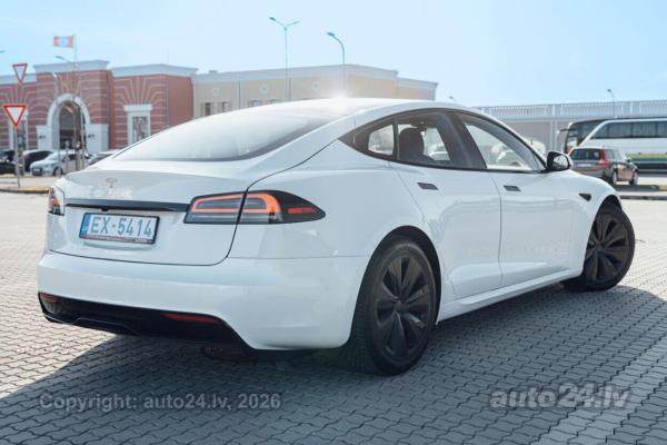 White Tesla Model S 2023 in Riga, with an engine capacity of 0.00 L and mileage of 75 thousand km for 59900 €, photo 3 on AUTOMOTO.COM.LV