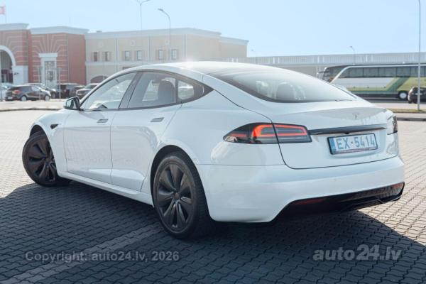 White Tesla Model S 2023 in Riga, with an engine capacity of 0.00 L and mileage of 75 thousand km for 59900 €, photo 4 on AUTOMOTO.COM.LV