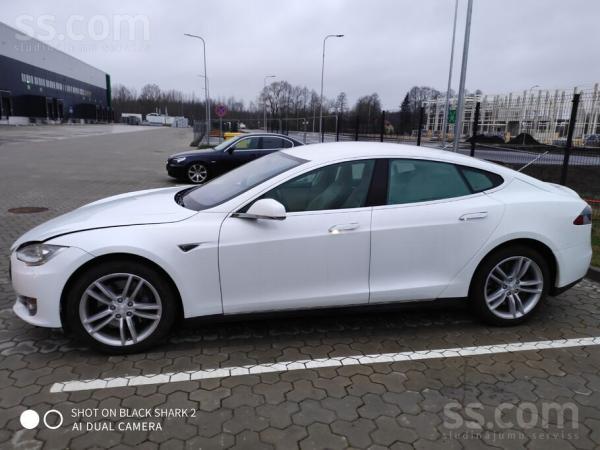 White Tesla Model S 2013 in Riga, with an engine capacity of 0.00 L and mileage of 209 thousand km for 8000 €, photo 1 on AUTOMOTO.COM.LV