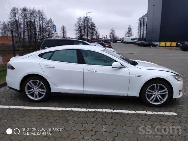 White Tesla Model S 2013 in Riga, with an engine capacity of 0.00 L and mileage of 209 thousand km for 8000 €, photo 2 on AUTOMOTO.COM.LV