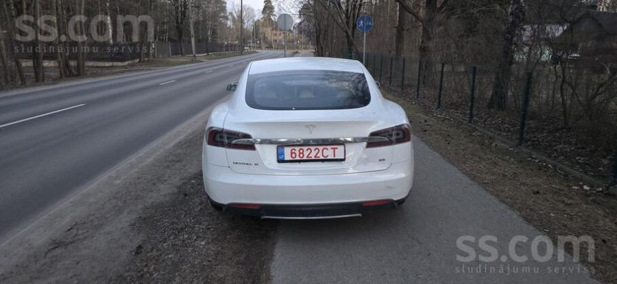 White Tesla Model S 2013 in Riga, with an engine capacity of 0.00 L and mileage of 217 thousand km for 7400 €, photo 4 on AUTOMOTO.COM.LV