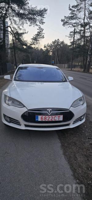 White Tesla Model S 2013 in Riga, with an engine capacity of 0.00 L and mileage of 217 thousand km for 7400 €, photo 5 on AUTOMOTO.COM.LV