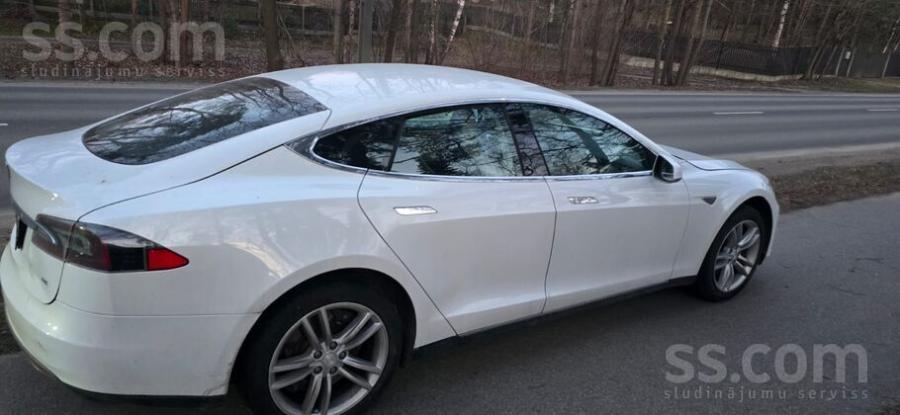 White Tesla Model S 2013 in Riga, with an engine capacity of 0.00 L and mileage of 217 thousand km for 7400 €, photo 6 on AUTOMOTO.COM.LV