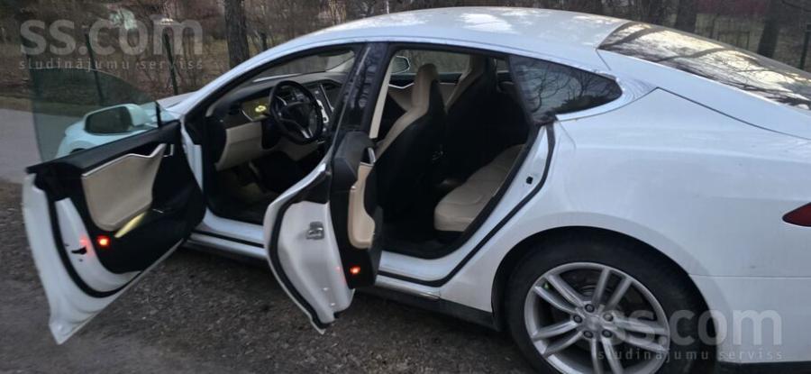 White Tesla Model S 2013 in Riga, with an engine capacity of 0.00 L and mileage of 217 thousand km for 7400 €, photo 8 on AUTOMOTO.COM.LV