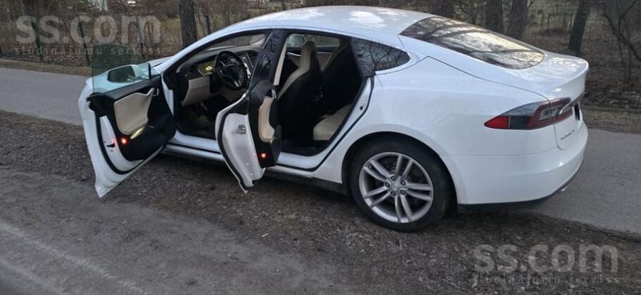 White Tesla Model S 2013 in Riga, with an engine capacity of 0.00 L and mileage of 217 thousand km for 7400 €, photo 10 on AUTOMOTO.COM.LV