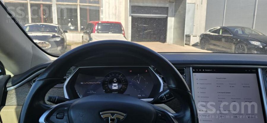 White Tesla Model S 2013 in Riga, with an engine capacity of 0.00 L and mileage of 217 thousand km for 7400 €, photo 17 on AUTOMOTO.COM.LV