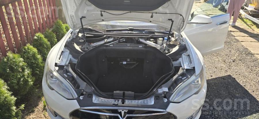 White Tesla Model S 2013 in Riga, with an engine capacity of 0.00 L and mileage of 217 thousand km for 7400 €, photo 18 on AUTOMOTO.COM.LV