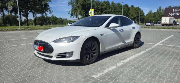 Balts Tesla Model S 2014 Viļņa, ar dzinēja tilpumu 0.00 L un nobraukumu 341 tūkst. km par 10500 €, foto 1 vietnē AUTOMOTO.COM.LV