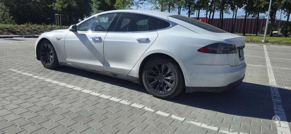 Balts Tesla Model S 2014 Viļņa, ar dzinēja tilpumu 0.00 L un nobraukumu 341 tūkst. km par 10500 €, foto 2 vietnē AUTOMOTO.COM.LV