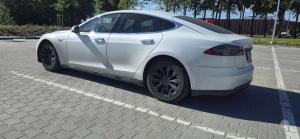 White Tesla Model S 2014 in Vilnius, with an engine capacity of 0.00 L and mileage of 341 thousand km for 10500 €, photo 3 on AUTOMOTO.COM.LV