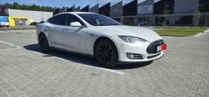 White Tesla Model S 2014 in Vilnius, with an engine capacity of 0.00 L and mileage of 341 thousand km for 10500 €, photo 4 on AUTOMOTO.COM.LV