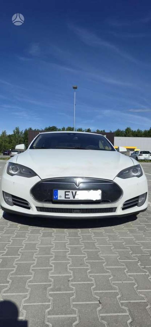 Balts Tesla Model S 2014 Viļņa, ar dzinēja tilpumu 0.00 L un nobraukumu 341 tūkst. km par 10500 €, foto 4 vietnē AUTOMOTO.COM.LV