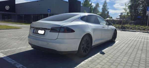 Balts Tesla Model S 2014 Viļņa, ar dzinēja tilpumu 0.00 L un nobraukumu 341 tūkst. km par 10500 €, foto 5 vietnē AUTOMOTO.COM.LV