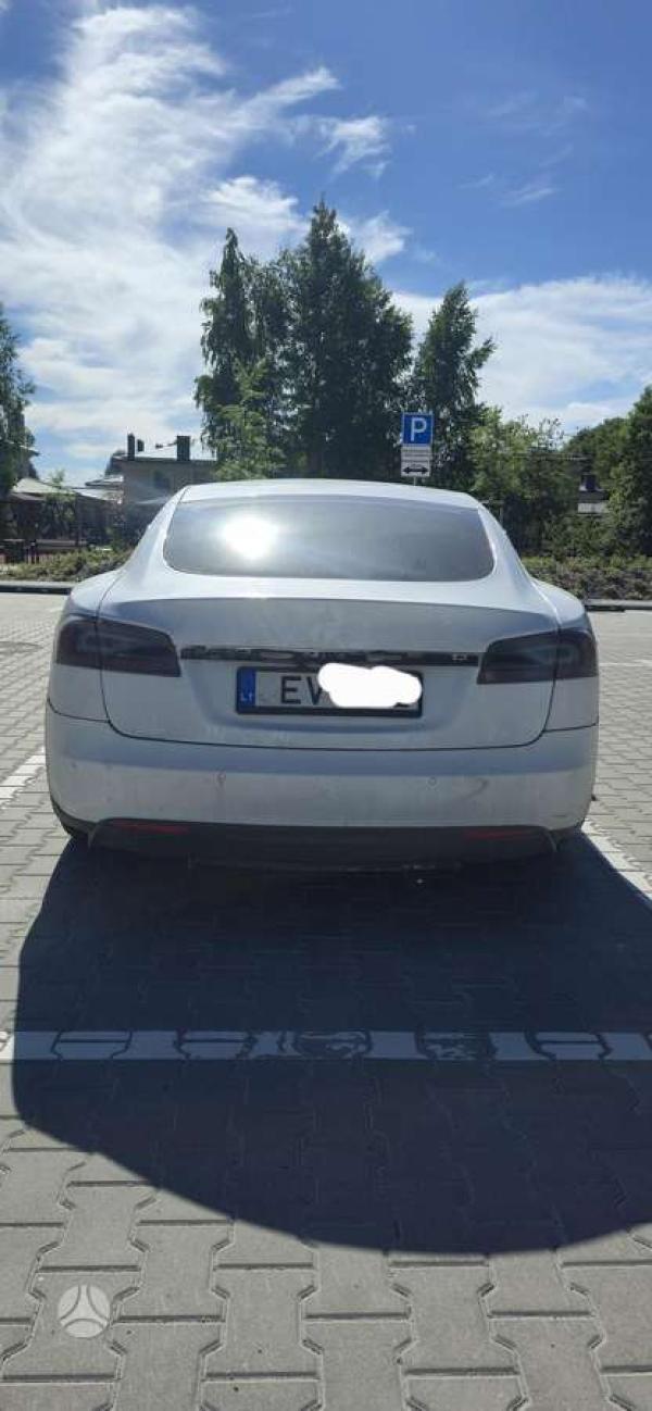 Balts Tesla Model S 2014 Viļņa, ar dzinēja tilpumu 0.00 L un nobraukumu 341 tūkst. km par 10500 €, foto 6 vietnē AUTOMOTO.COM.LV