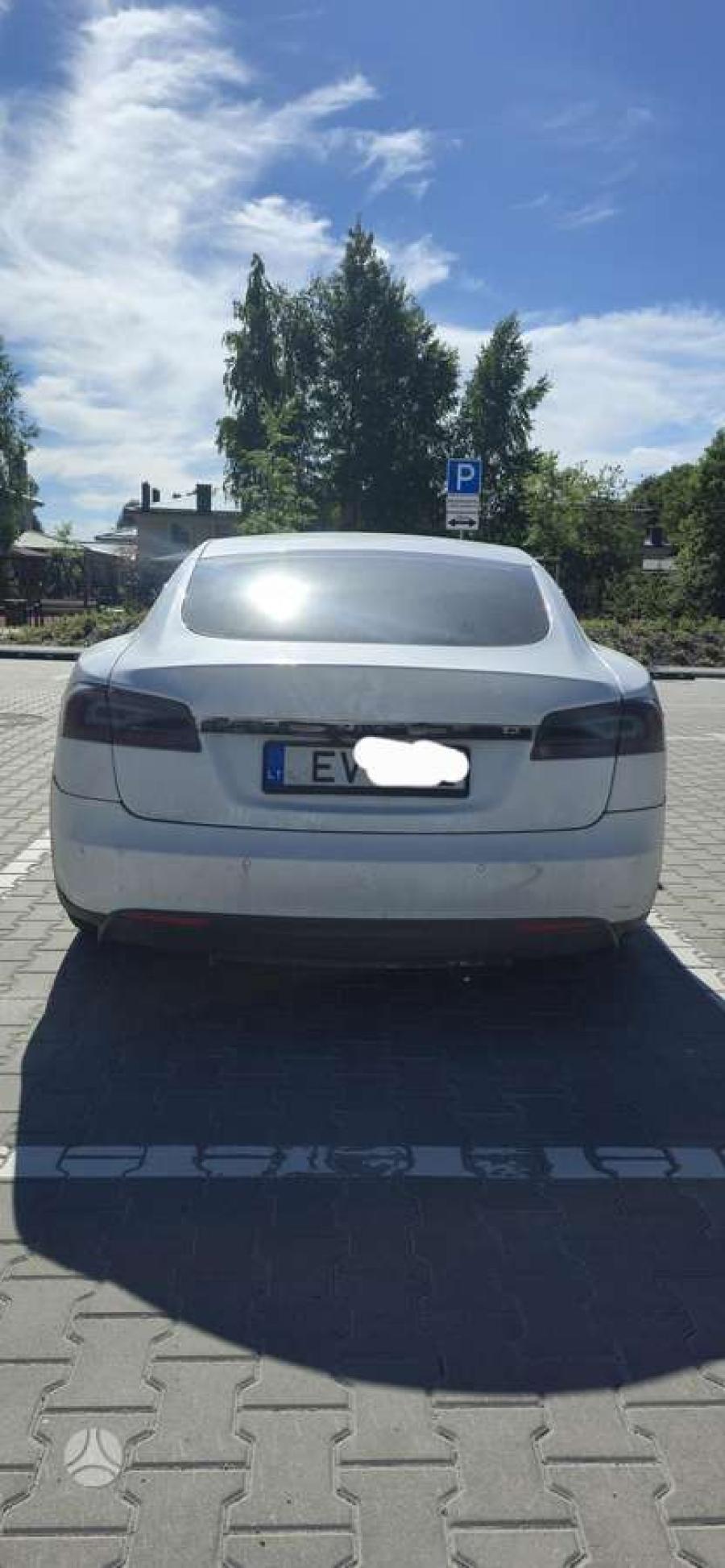 White Tesla Model S 2014 in Vilnius, with an engine capacity of 0.00 L and mileage of 341 thousand km for 10500 €, photo 7 on AUTOMOTO.COM.LV