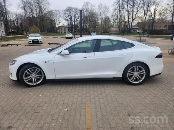 White Tesla Model S 2015 in Riga, with an engine capacity of 0.00 L and mileage of 280 thousand km for 16000 €, photo 2 on AUTOMOTO.COM.LV