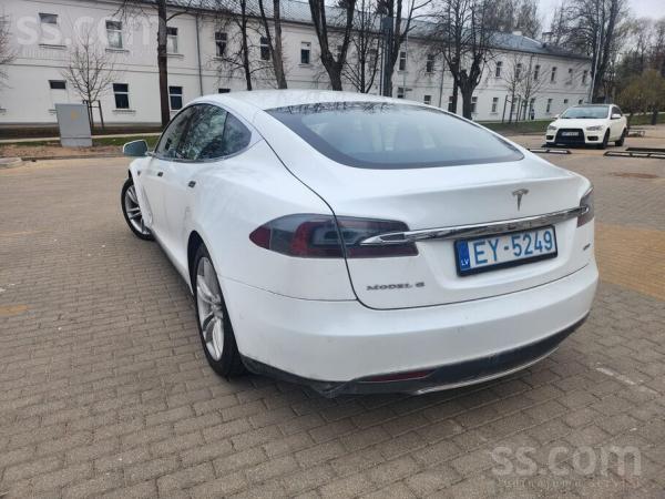 White Tesla Model S 2015 in Riga, with an engine capacity of 0.00 L and mileage of 280 thousand km for 16000 €, photo 3 on AUTOMOTO.COM.LV