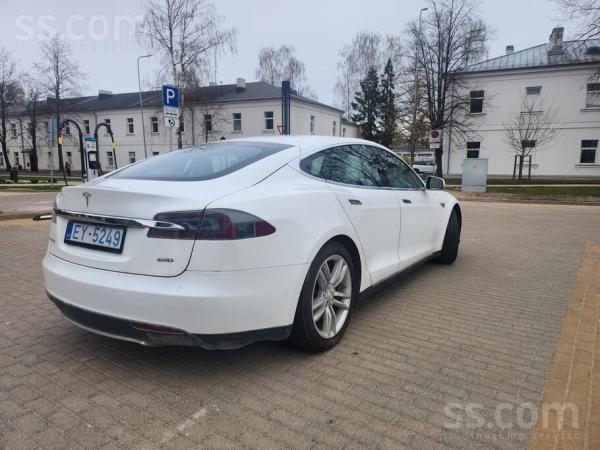 White Tesla Model S 2015 in Riga, with an engine capacity of 0.00 L and mileage of 280 thousand km for 16000 €, photo 4 on AUTOMOTO.COM.LV