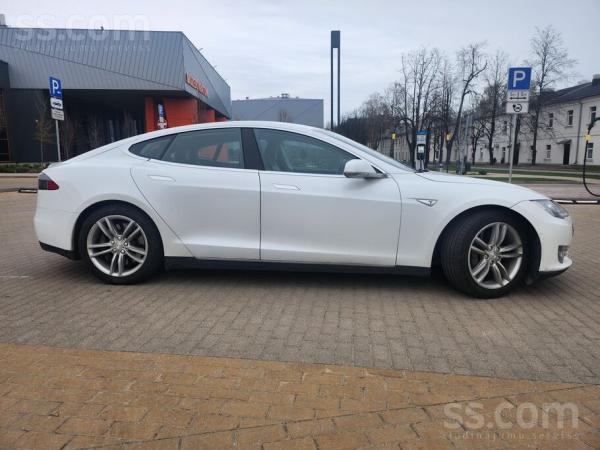 White Tesla Model S 2015 in Riga, with an engine capacity of 0.00 L and mileage of 280 thousand km for 16000 €, photo 5 on AUTOMOTO.COM.LV