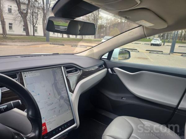 White Tesla Model S 2015 in Riga, with an engine capacity of 0.00 L and mileage of 280 thousand km for 16000 €, photo 8 on AUTOMOTO.COM.LV