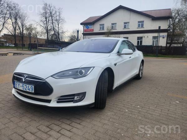 Белый Тесла Модель С 2015 в Рига, объемом двигателя 0.00 л и пробегом 290 тыс. км за 15800 €, фото 1 на AUTOMOTO.COM.LV