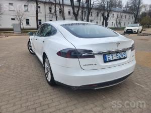 Белый Тесла Модель С 2015 в Рига, объемом двигателя 0.00 л и пробегом 290 тыс. км за 15800 €, фото 4 на AUTOMOTO.COM.LV