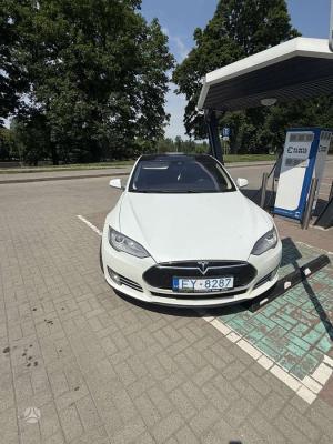 Balts Tesla Model S 2015 Marijampole, ar dzinēja tilpumu 0.00 L un nobraukumu 306 tūkst. km par 14500 €, foto  vietnē AUTOMOTO.COM.LV