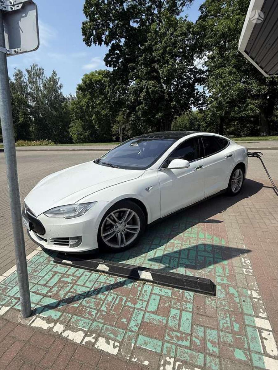 Balts Tesla Model S 2015 Marijampole, ar dzinēja tilpumu 0.00 L un nobraukumu 306 tūkst. km par 14500 €, foto 3 vietnē AUTOMOTO.COM.LV