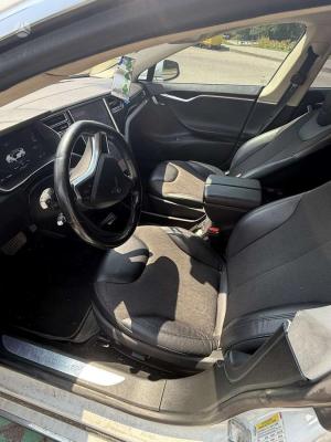 Balts Tesla Model S 2015 Marijampole, ar dzinēja tilpumu 0.00 L un nobraukumu 306 tūkst. km par 14500 €, foto 7 vietnē AUTOMOTO.COM.LV