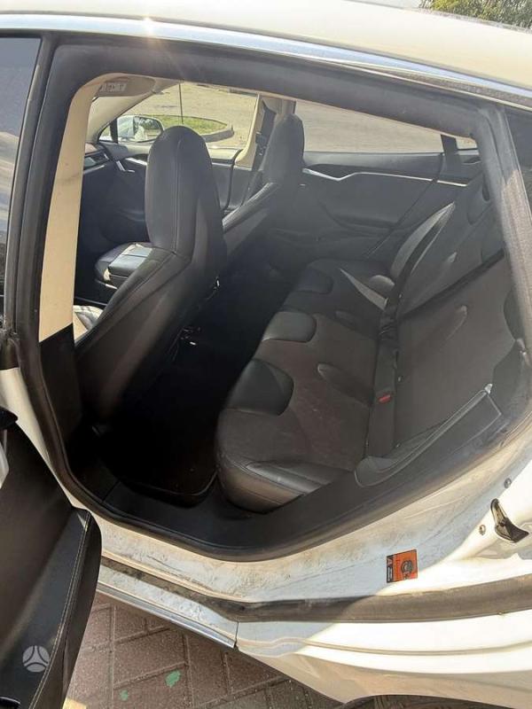 Balts Tesla Model S 2015 Marijampole, ar dzinēja tilpumu 0.00 L un nobraukumu 306 tūkst. km par 14500 €, foto 7 vietnē AUTOMOTO.COM.LV