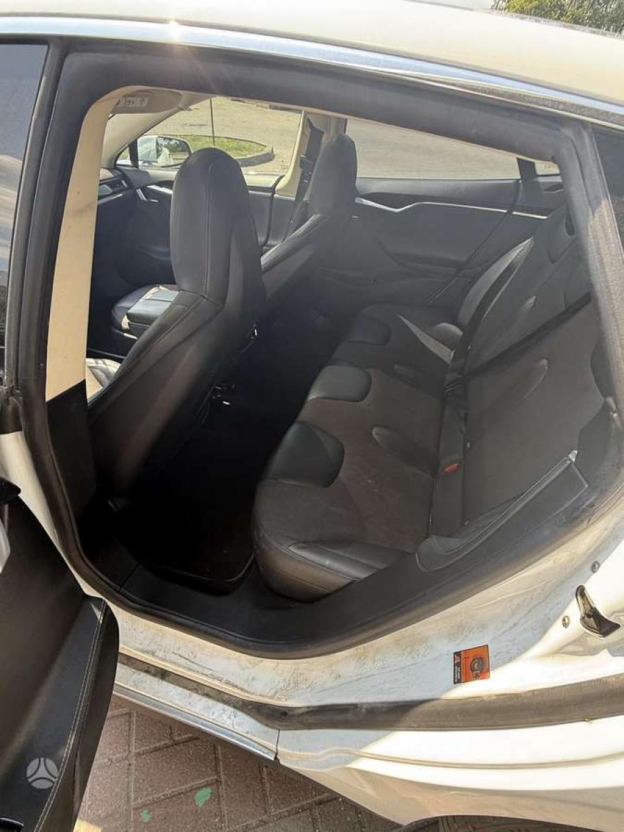 Balts Tesla Model S 2015 Marijampole, ar dzinēja tilpumu 0.00 L un nobraukumu 306 tūkst. km par 14500 €, foto 8 vietnē AUTOMOTO.COM.LV