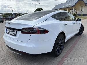 White Tesla Model S 2015 in Bauska, with an engine capacity of 0.00 L and mileage of 218 thousand km for 14990 €, photo 3 on AUTOMOTO.COM.LV