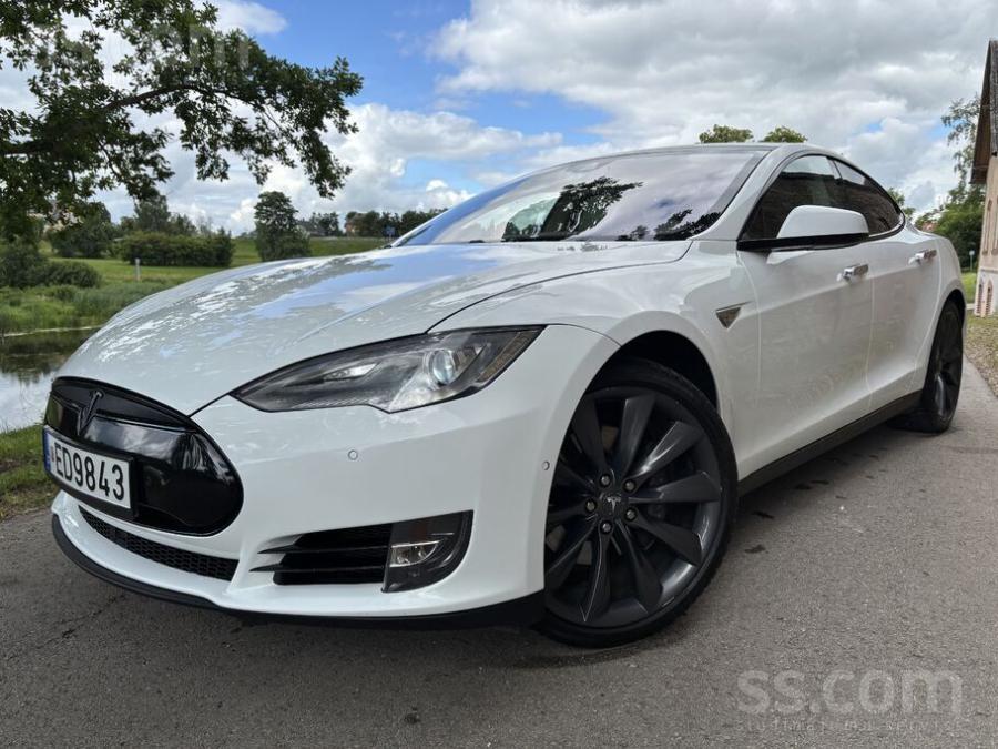 White Tesla Model S 2015 in Bauska, with an engine capacity of 0.00 L and mileage of 218 thousand km for 14990 €, photo 6 on AUTOMOTO.COM.LV