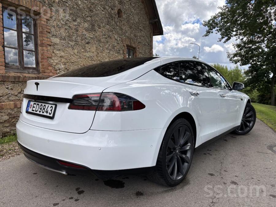 White Tesla Model S 2015 in Bauska, with an engine capacity of 0.00 L and mileage of 218 thousand km for 14990 €, photo 7 on AUTOMOTO.COM.LV