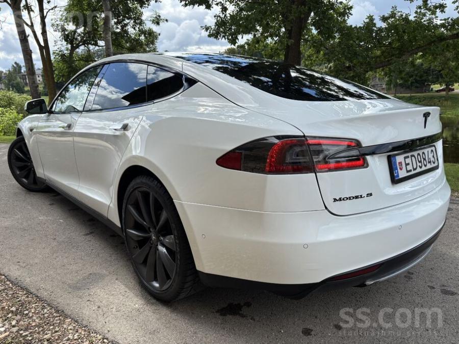 White Tesla Model S 2015 in Bauska, with an engine capacity of 0.00 L and mileage of 218 thousand km for 14990 €, photo 9 on AUTOMOTO.COM.LV