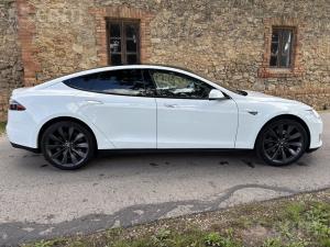 White Tesla Model S 2015 in Bauska, with an engine capacity of 0.00 L and mileage of 218 thousand km for 14990 €, photo 12 on AUTOMOTO.COM.LV