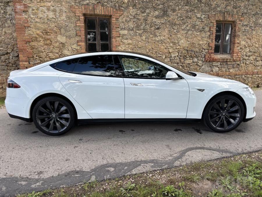 White Tesla Model S 2015 in Bauska, with an engine capacity of 0.00 L and mileage of 218 thousand km for 14990 €, photo 12 on AUTOMOTO.COM.LV