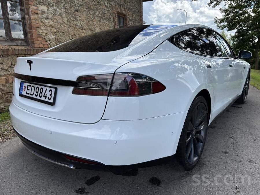 White Tesla Model S 2015 in Bauska, with an engine capacity of 0.00 L and mileage of 218 thousand km for 14990 €, photo 13 on AUTOMOTO.COM.LV