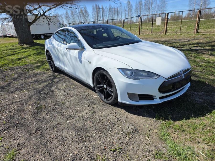 Balts Tesla Model S 2016 Jelgava, ar dzinēja tilpumu 0.00 L un nobraukumu 326 tūkst. km par 10300 €, foto 3 vietnē AUTOMOTO.COM.LV