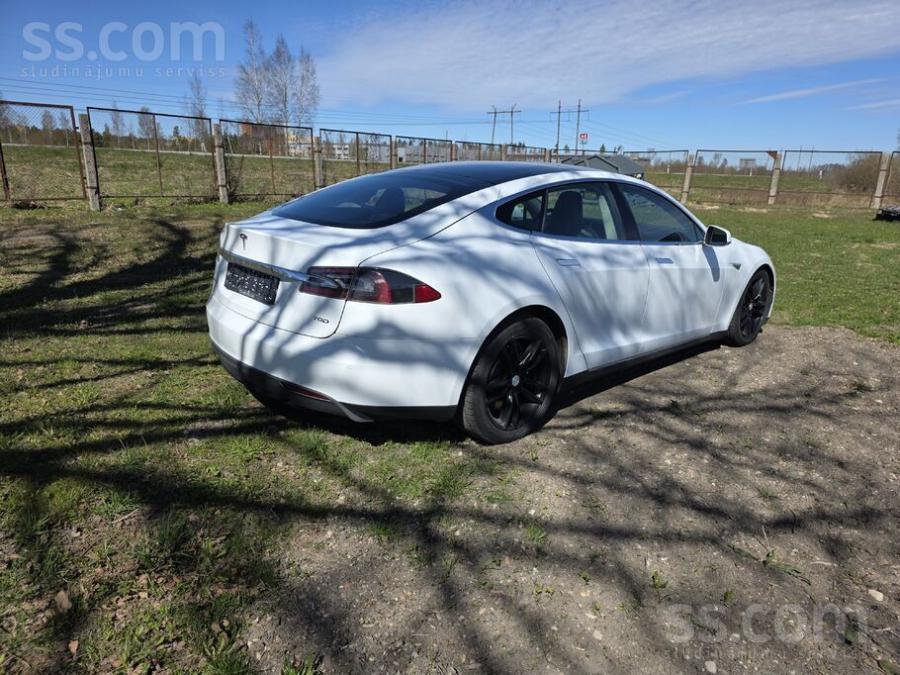 Balts Tesla Model S 2016 Jelgava, ar dzinēja tilpumu 0.00 L un nobraukumu 326 tūkst. km par 10300 €, foto 4 vietnē AUTOMOTO.COM.LV