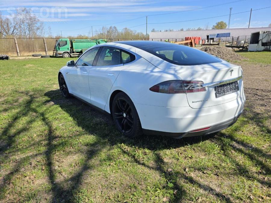 Balts Tesla Model S 2016 Jelgava, ar dzinēja tilpumu 0.00 L un nobraukumu 326 tūkst. km par 10300 €, foto 5 vietnē AUTOMOTO.COM.LV
