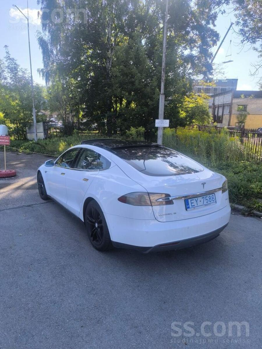 Balts Tesla Model S 2016 Rīga, ar dzinēja tilpumu 0.00 L un nobraukumu 340 tūkst. km par 14000 €, foto 3 vietnē AUTOMOTO.COM.LV