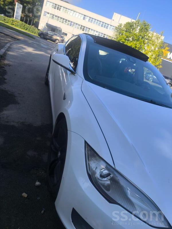 White Tesla Model S 2016 in Riga, with an engine capacity of 0.00 L and mileage of 340 thousand km for 14000 €, photo 5 on AUTOMOTO.COM.LV