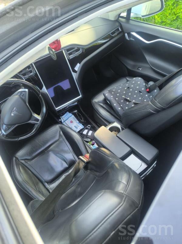 White Tesla Model S 2016 in Riga, with an engine capacity of 0.00 L and mileage of 340 thousand km for 14000 €, photo 6 on AUTOMOTO.COM.LV