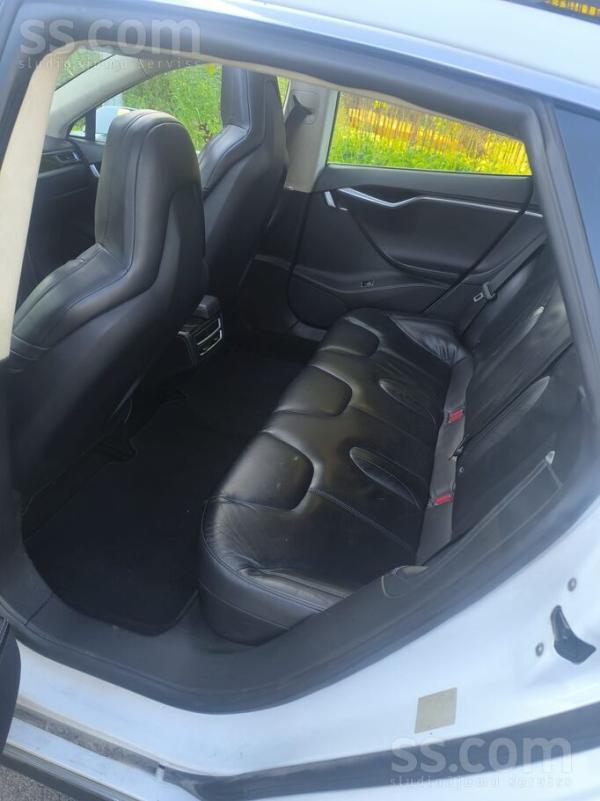 White Tesla Model S 2016 in Riga, with an engine capacity of 0.00 L and mileage of 340 thousand km for 14000 €, photo 8 on AUTOMOTO.COM.LV