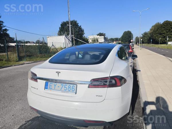White Tesla Model S 2016 in Riga, with an engine capacity of 0.00 L and mileage of 340 thousand km for 12500 €, photo 3 on AUTOMOTO.COM.LV