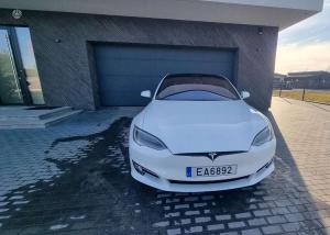 White Tesla Model S 2017 in Kaunas, with an engine capacity of 0.00 L and mileage of 164 thousand km for 17500 €, photo 2 on AUTOMOTO.COM.LV