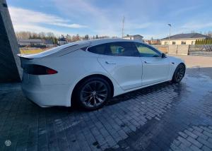 White Tesla Model S 2017 in Kaunas, with an engine capacity of 0.00 L and mileage of 164 thousand km for 17500 €, photo 3 on AUTOMOTO.COM.LV