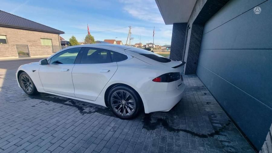 White Tesla Model S 2017 in Kaunas, with an engine capacity of 0.00 L and mileage of 164 thousand km for 17500 €, photo 4 on AUTOMOTO.COM.LV