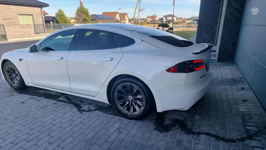 White Tesla Model S 2017 in Kaunas, with an engine capacity of 0.00 L and mileage of 164 thousand km for 17500 €, photo 5 on AUTOMOTO.COM.LV